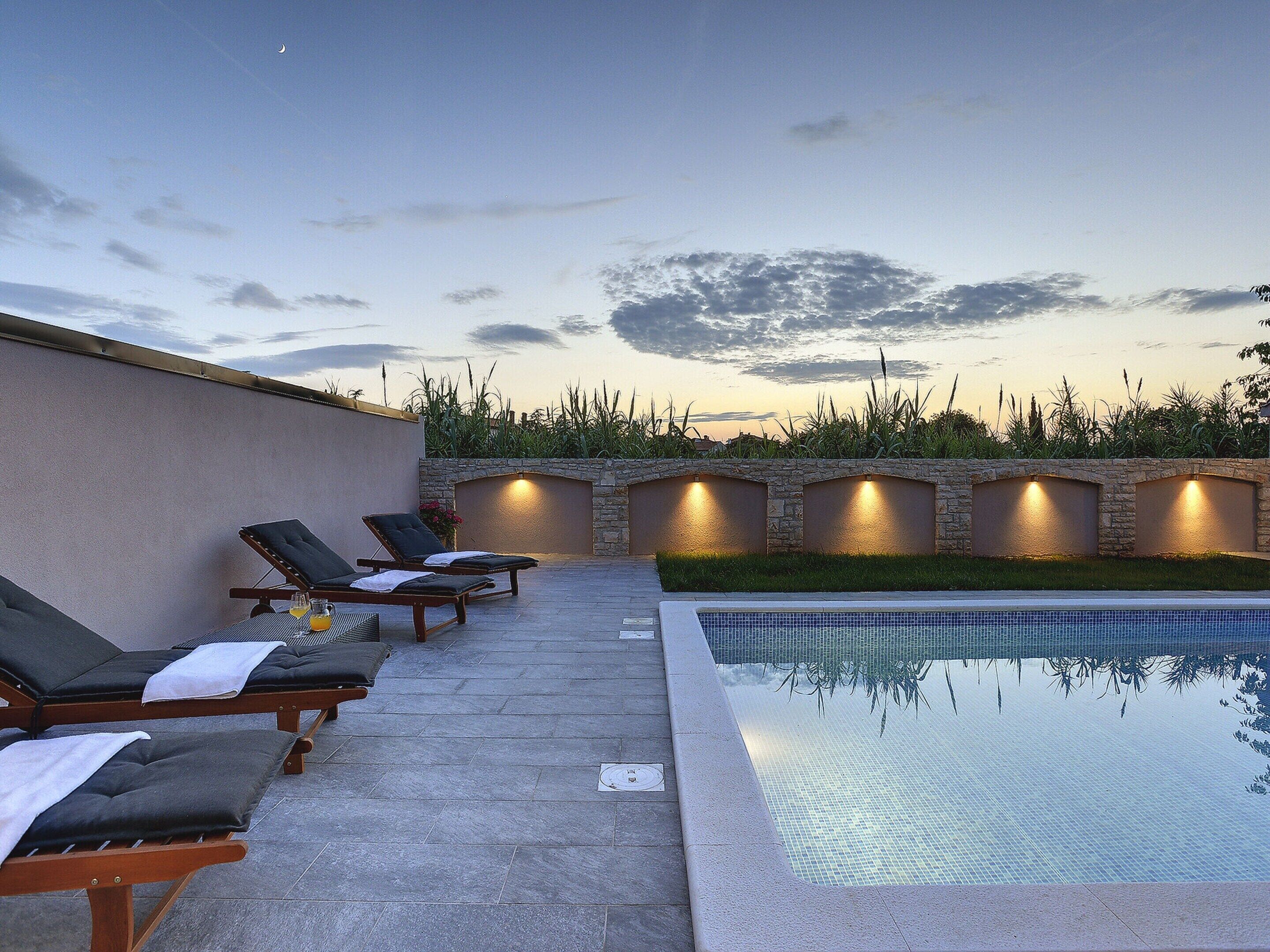 Vila | Piscina | Piscina interna, piscina externa