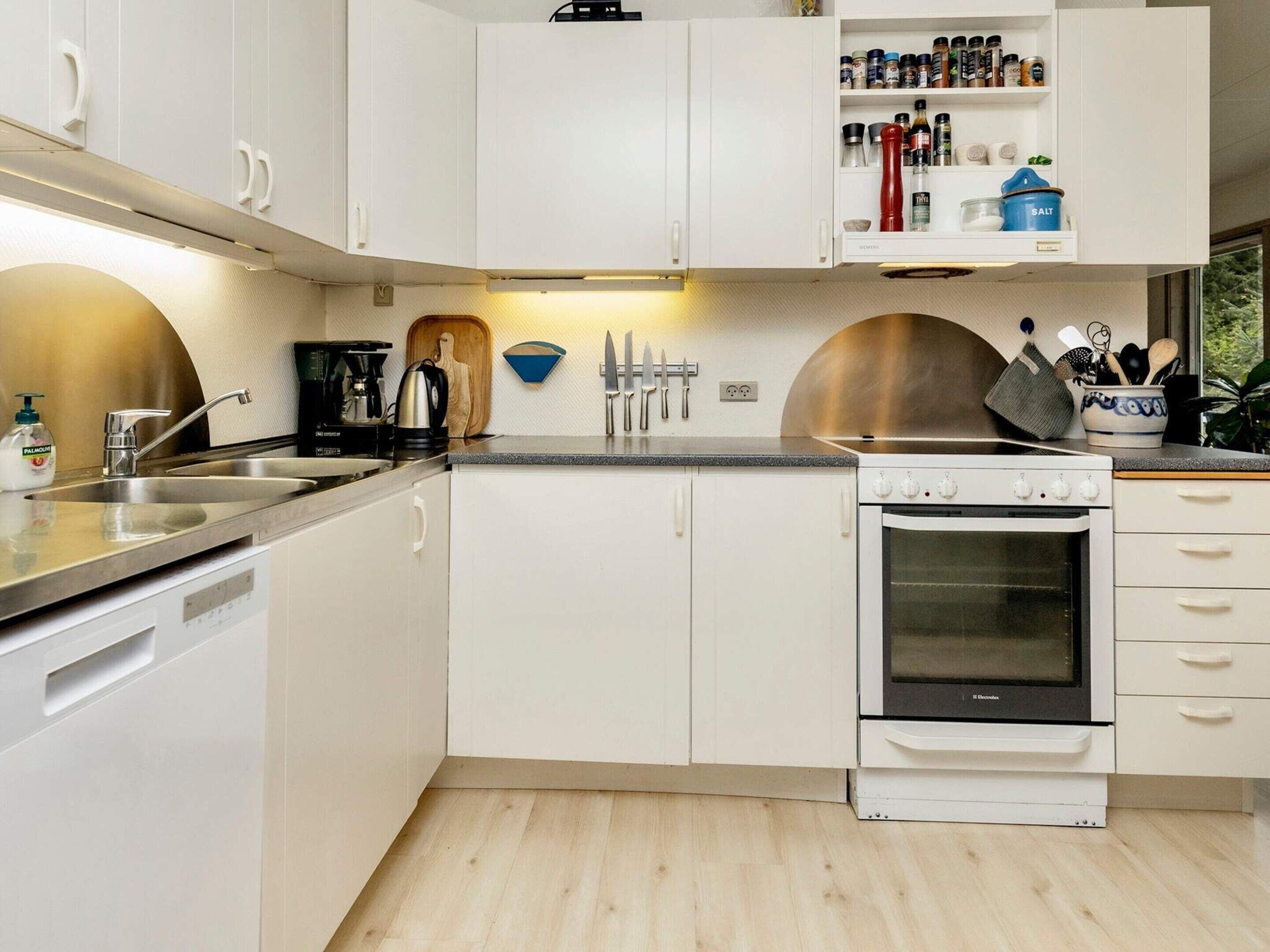 Casa | Cozinha privada | Uma cadeira de bebé 