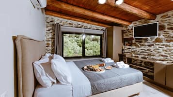 Estúdio Deluxe, não fumadores, vista para a piscina | 1 quarto, secretária, quartos insonorizados, ferro/tábua de engomar