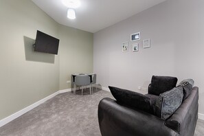 Quarto conforto | Área de estar | Smart TV 43 polegadas com canais digitais, TV