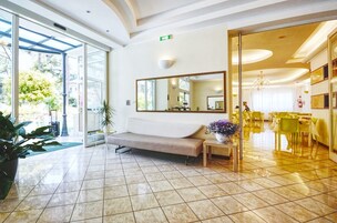 Área de estar no saguão