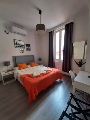 Edredões de penas, cortinas/cortinados opacos, Wi-fi grátis