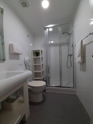 Quarto Twin Básico, casa de banho partilhada (Sin ventana) | Casa de banho | Um polibã, um secador de cabelo, chinelos, sabão