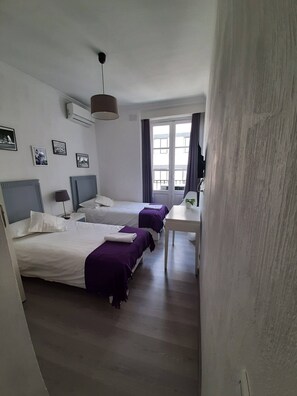 Quarto Duplo ou Twin Básico | Edredões de penas, cortinas/cortinados opacos, Wi-fi grátis