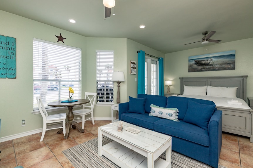 Cozy Studio Getaway With Pool, Hot Tub, Fishing Pond, & Easy Beach Access - Corpus Christi, TX