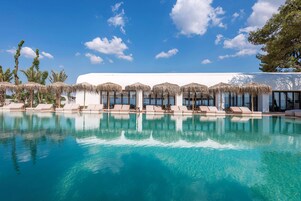 Piscina exterior, espreguiçadeiras 