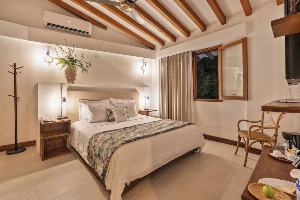 Quarto casal | Frigobar (abastecido com itens grátis), cofres nos quartos