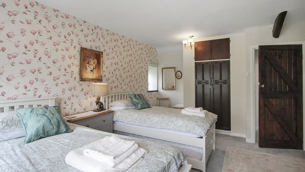 Llamedos - Two Bedroom House, Sleeps 4 - Castleton