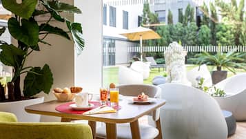 Café da manhã continental diário (EUR 12 por pessoa)