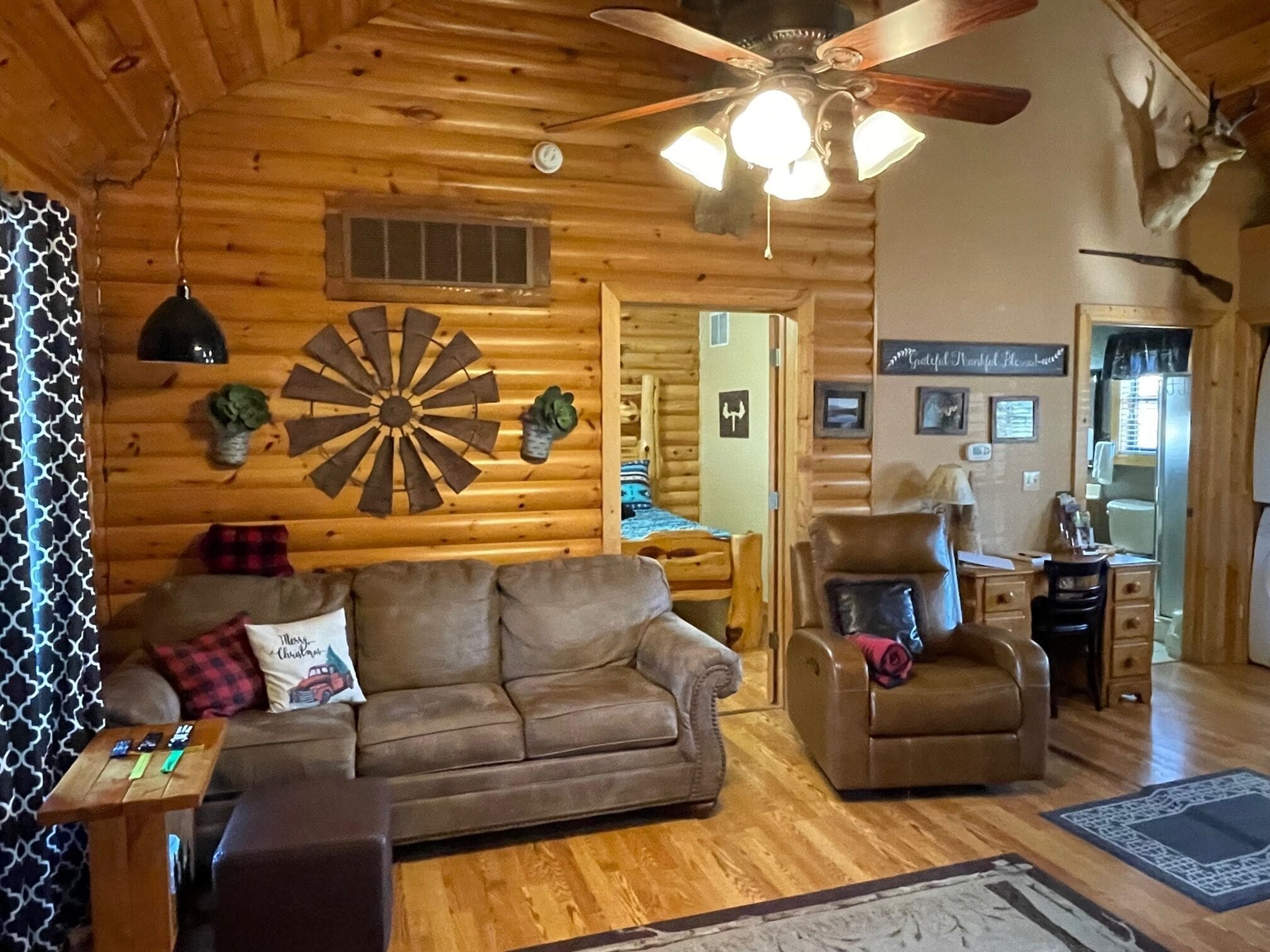 3 Bed Log Cabin, W/2 Jacuzzi, 1 Mi To Sdc,  Pool, Nature Trails, Private Lake - Table Rock Lake