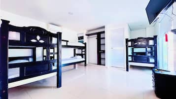 Sextuple con balcon | Ferros/tábuas de passar roupa, Wi-Fi de cortesia, roupa de cama