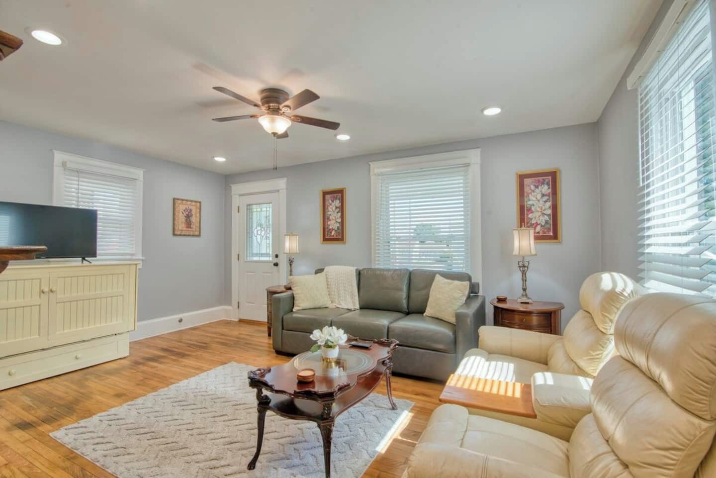 Unwind In The Recently Remodeled Cute Little House At The Iconic State Street. - Bristol, TN