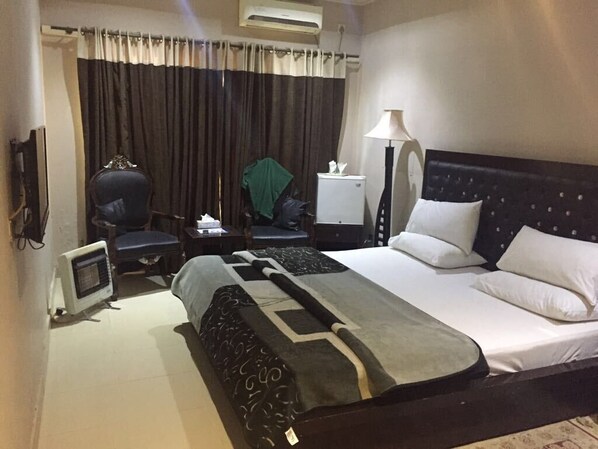 Quarto executivo | Cofres nos quartos, espaço de trabalho para notebook, Wi-Fi de cortesia