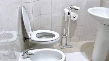 Apartamento | Casa de banho | Uma combinação polibã/banheira, uma banheira de imersão total