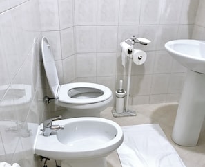 Apartamento | Casa de banho | Uma combinação polibã/banheira, uma banheira de imersão total