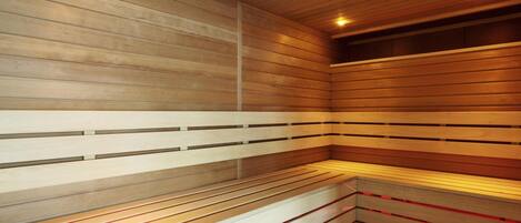 Uma sauna com bancos de madeira e paredes com ripas.