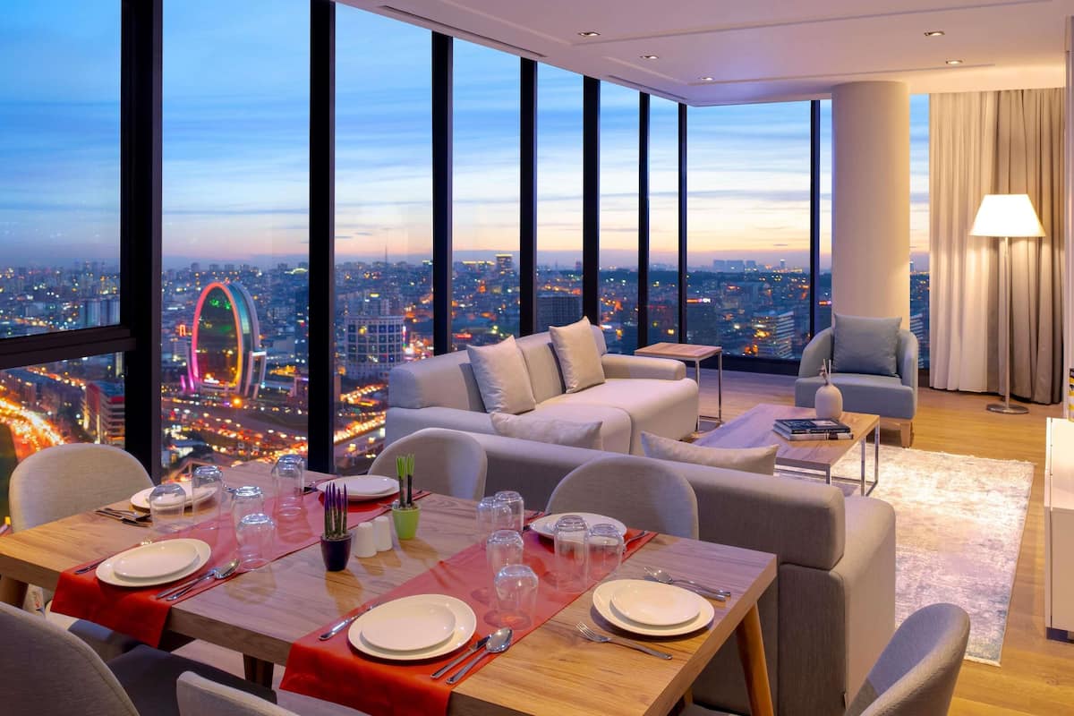 Apartamento, 3 quartos (Sky Villa) | Cofre no quarto, secretária, cortinas/cortinados opacos