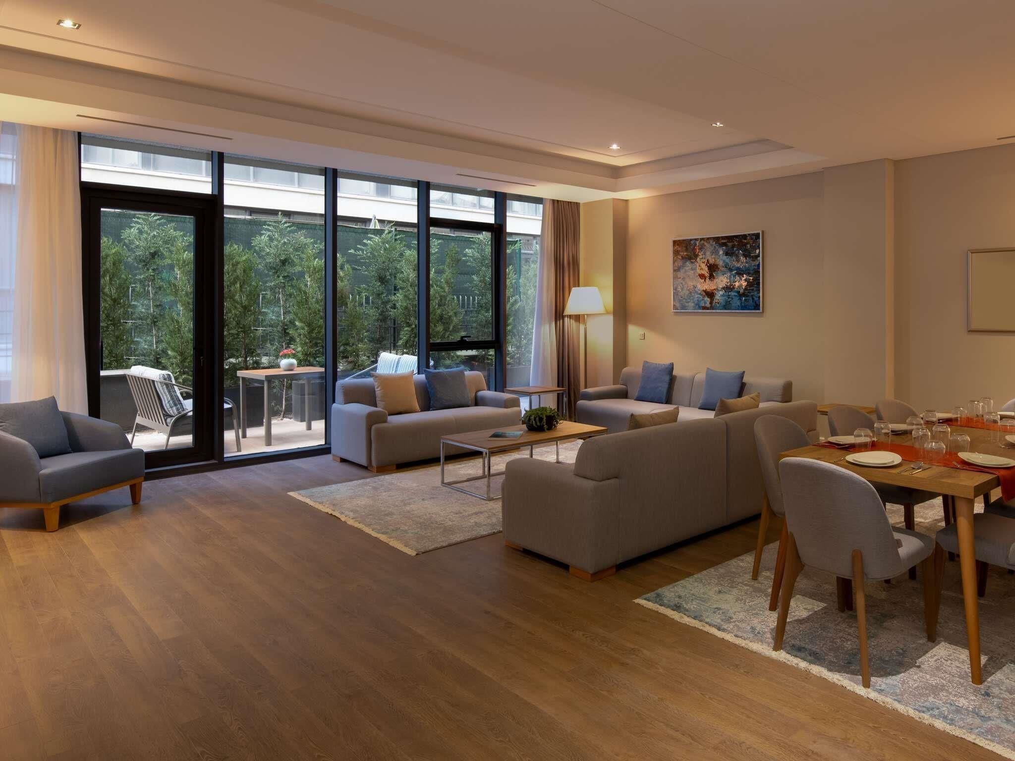Apartamento Deluxe, 4 quartos (Garden) | Cofre no quarto, secretária, cortinas/cortinados opacos 