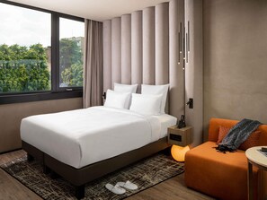 Suíte luxo, 1 cama King, sacada | Roupas de cama antialérgicas, frigobar, cofres nos quartos