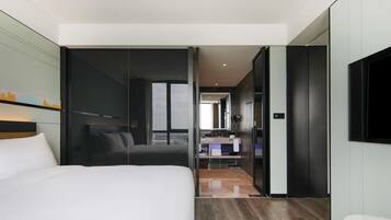 Camas de colchão pillowtop, minibar grátis, cofre no quarto, secretária