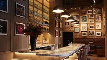 2 bares/lounges, bar de coquetéis, bar na cobertura