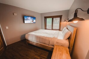 Apartamento em Condomínio Fechado, 1 cama queen-size e sofá-cama (Red Hawk Lodge 2268) | 1 quarto, com decoração personalizada, com mobília individualizada 