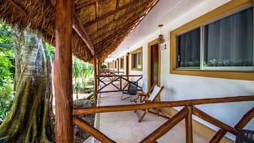 Quarto Familiar, vista para o jardim | Secretária, secretária adequada para computadores portáteis