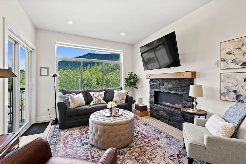 Spacious And Gracious Mountain "Home Away From Home" - Sun Peaks