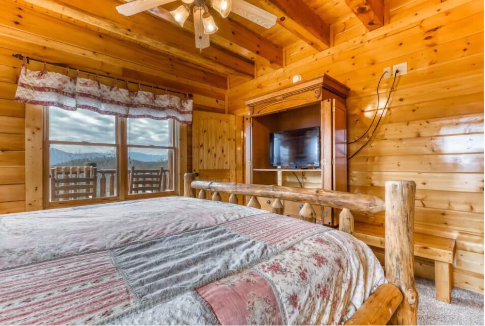 Majestic Sunrise! 6 Bedrooms, 14 Guests, Views And Resort Amenities! - Townsend, TN