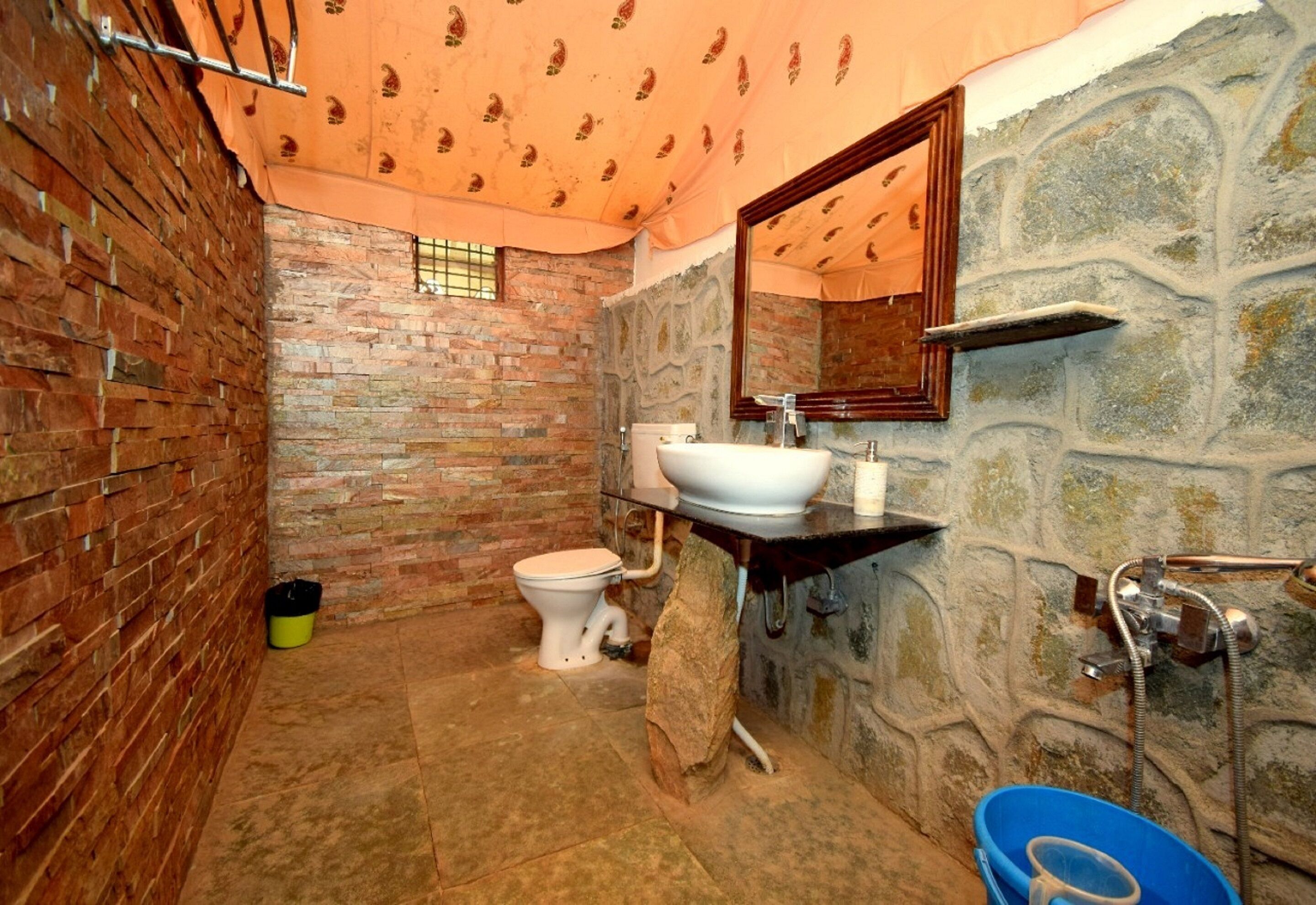 Casa de banho | Um polibã, artigos de higiene pessoal grátis, chinelos 