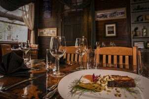 3 restaurantes: servem pequenos-almoços, almoços e jantares