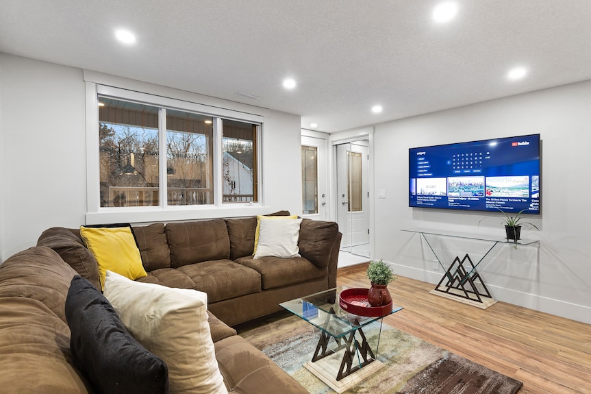 Elveden Manor Suite On 5 Acres For A Relaxing Stay. Tesla Charger On Site - Calgary