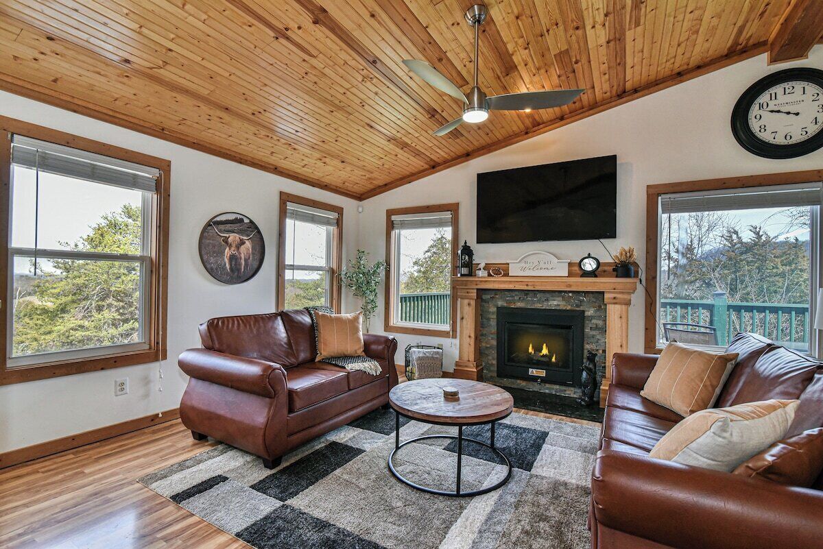 Reds Peak · Mountain Cabin W/ Views, Sauna, Hottub & Game Room - Sevierville, TN