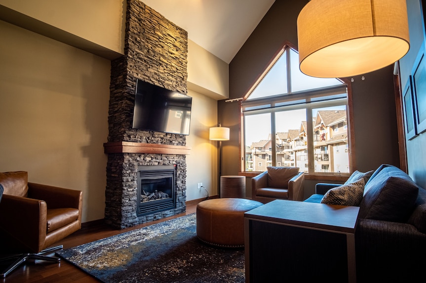 ★ Luxury & Quiet Top Floor Penthouse Suite - 캔모어