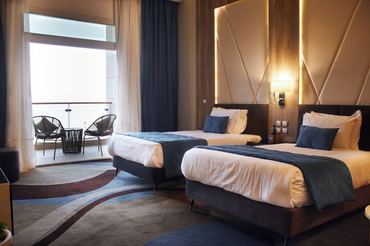 Minibar, cofre no quarto, secretária, quartos insonorizados