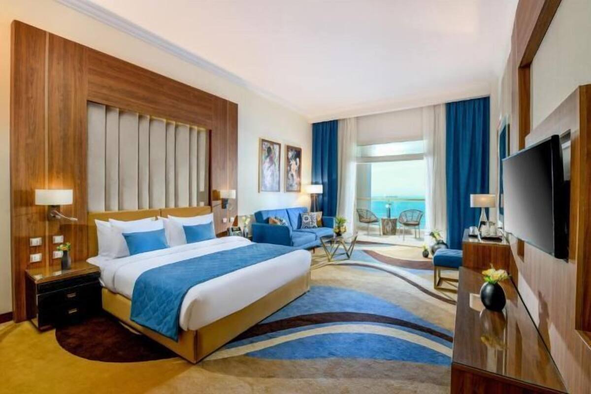 Minibar, cofre no quarto, secretária, quartos insonorizados