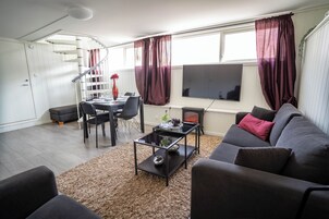 Apartamento, 2 quartos, fumadores | Sala de estar | TV de ecrã plano 