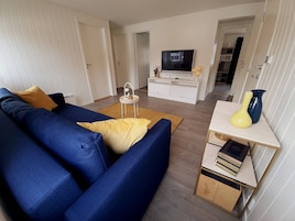 Apartamento, 3 quartos, fumadores | Sala | TV de ecrã plano 