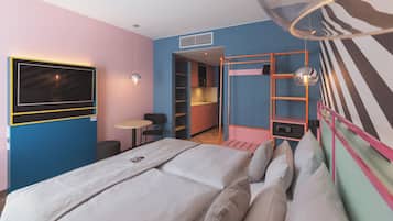 Quarto premium, 1 cama Queen, cozinha americana | Cofres nos quartos, escrivaninha, quartos à prova de som, berços grátis