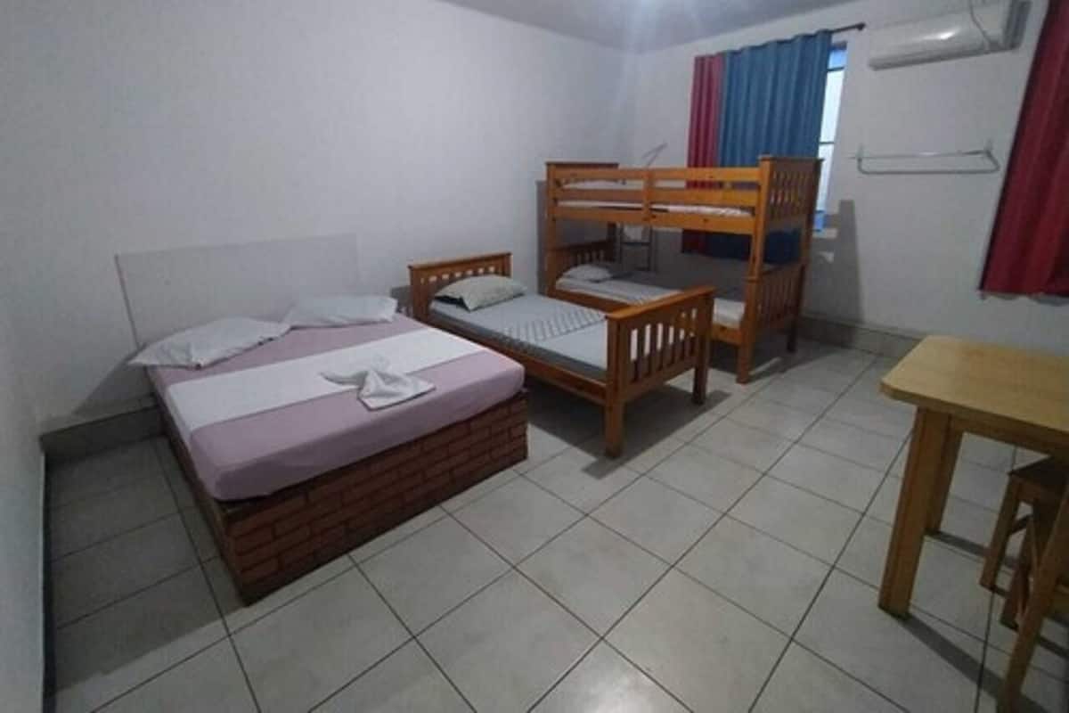 Quarto quádruplo | Wi-Fi de cortesia, roupa de cama