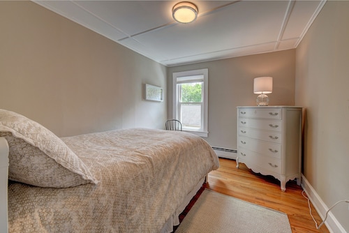 Modern, Comfortable Classic House- Downtown Lenox - Lenox, MA