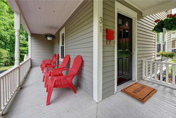Modern, Comfortable Classic House- Downtown Lenox - Lenox, MA