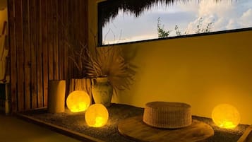 Cofres nos quartos, cortinas blackout, ferros/tábuas de passar roupa