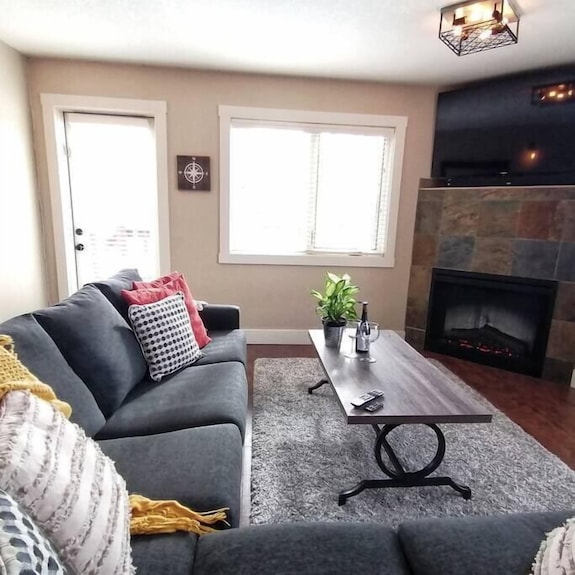 Modern And Bright 2bdr/2br Condo With Mountain Views - Alberta