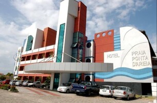 Um hotel com design arquitetônico moderno, destacando uma estrutura ondulada na fachada.