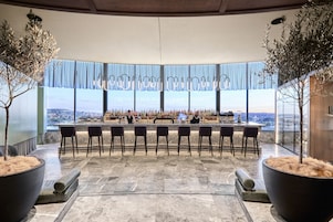 Este bar no terraço do hotel 