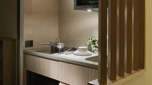 Quarto standard, para não fumantes (Standard) | Cozinha privada | Frigobar, micro-ondas, cooktop, chaleira elétrica