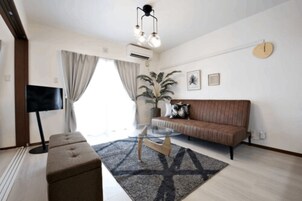 Apartamento conforto, para não fumantes | Área de estar | TV de tela plana