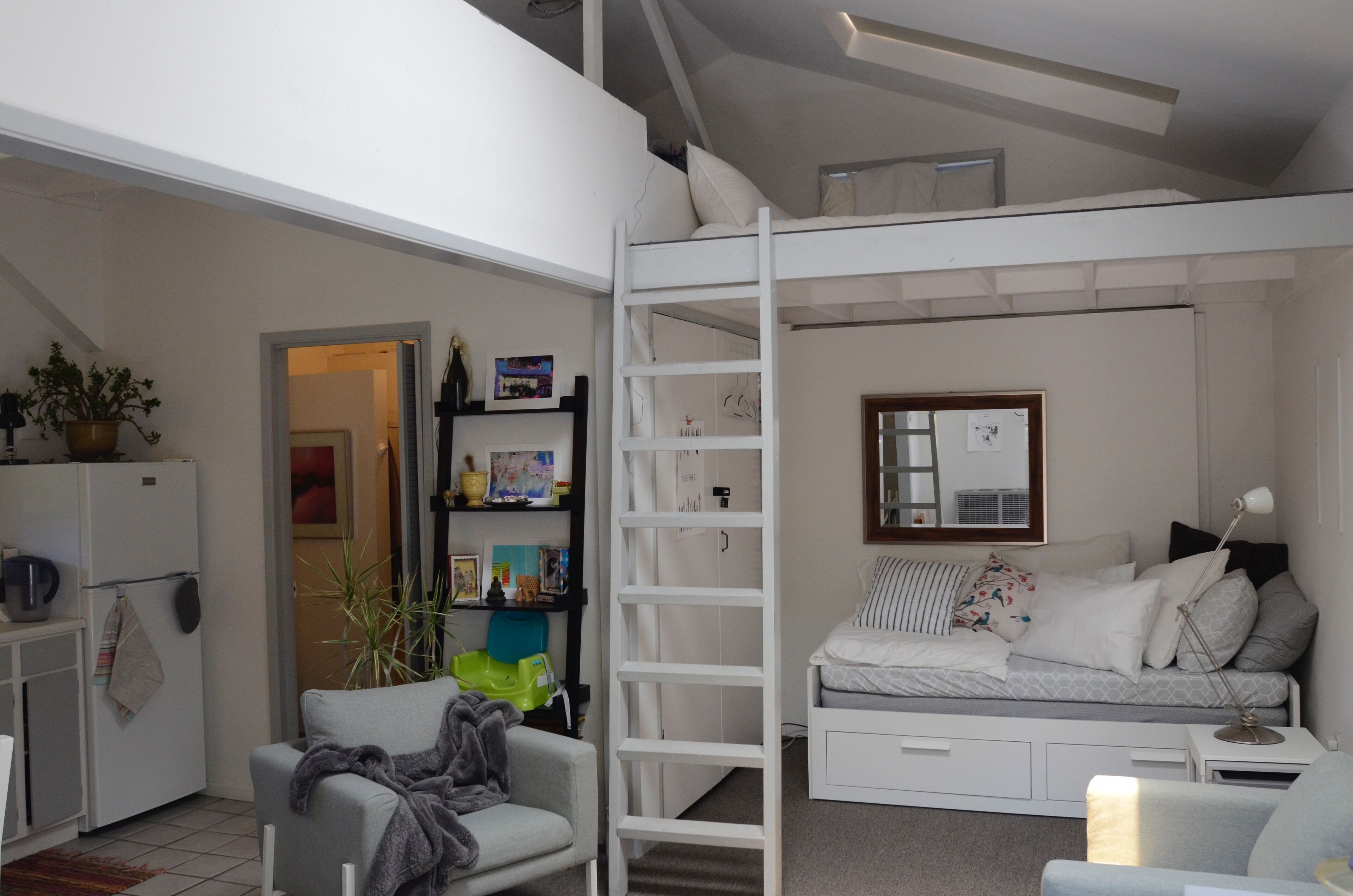 Secluded Venice Beach Garden Bungalow - Los Angeles, CA