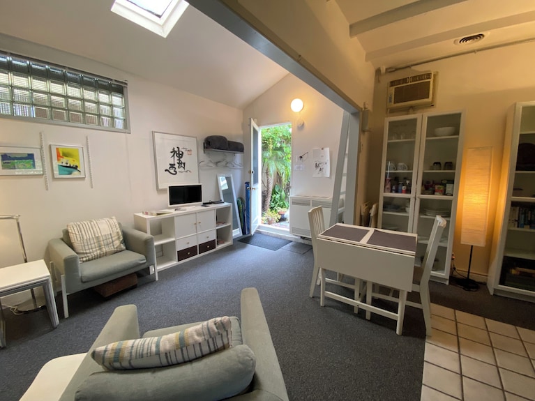 Secluded Venice Beach Garden Bungalow - Los Angeles